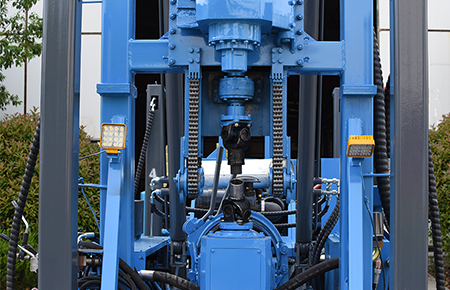 Mechanical top drive wireline core drilling rig
